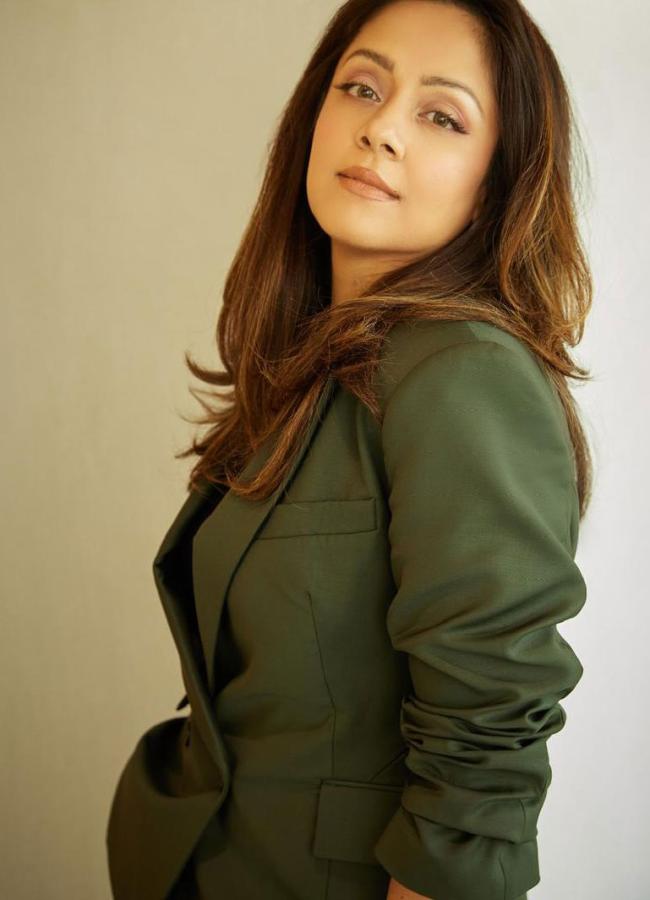 గ్లామర్‌ ఫోటోలు షేర్‌ చేసిన జ్యోతిక.. 45 ఏళ్ల వయసు అంటే నమ్మలేరు | Actress Jyothika Stunning And ...